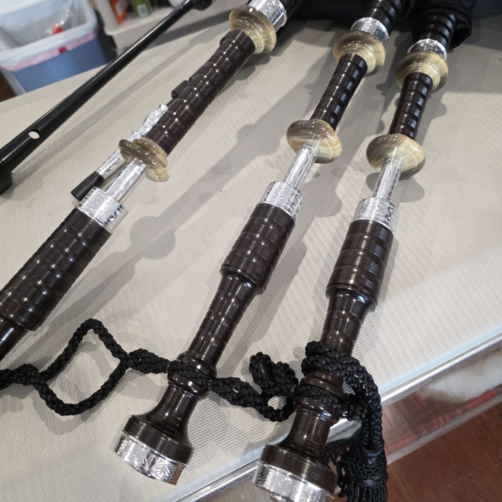 McCallum AB4 Deluxe Bagpipes – Horn Mounts – The Piper's Cove